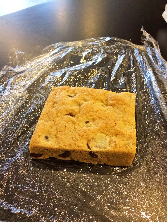Square treat, round pleasure. This blondie wrapped like a precious gift proves good things come in simple packages.