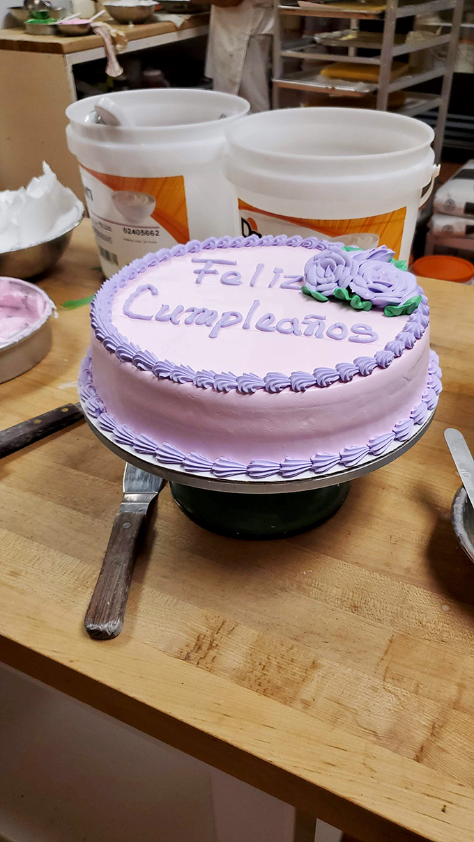 This "Feliz Cumplea&ntilde;os" masterpiece isn't just a cake&mdash;it's a celebration waiting to happen, carefully crafted with purple perfection.
