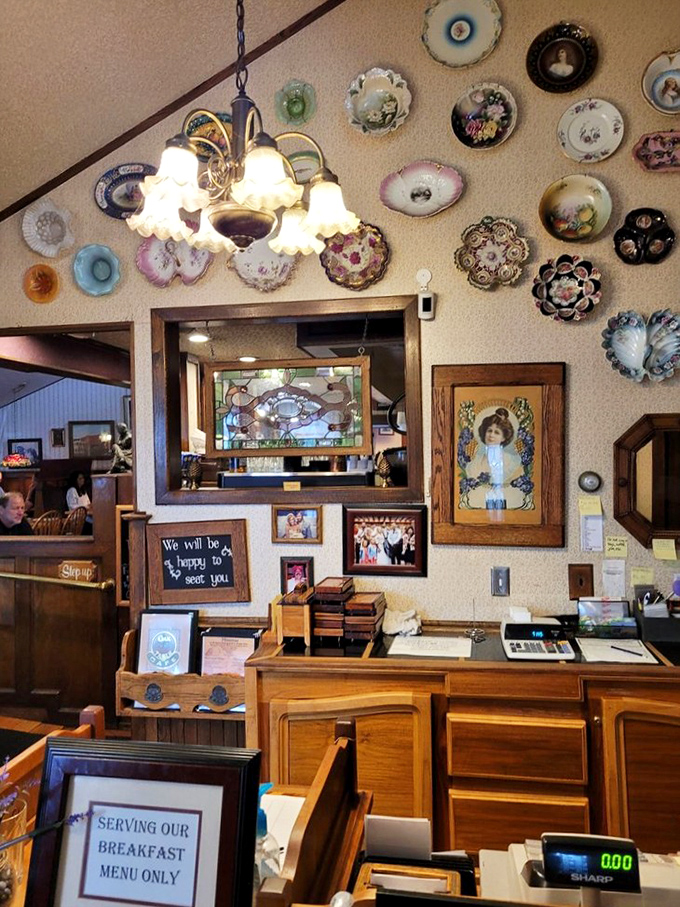 Vintage plates adorn the walls like badges of honor. The Oak Table's charming decor creates an atmosphere where time slows down just enough.
