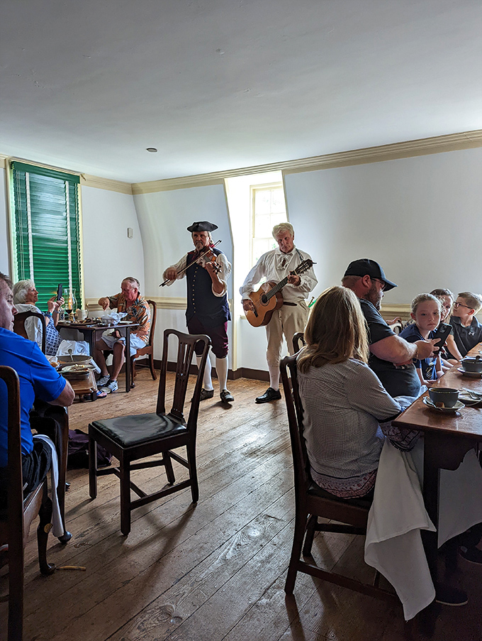 Dinner and a show, 18th-century style&mdash;where musicians in colonial garb serenade you with period tunes instead of an endless Spotify playlist.