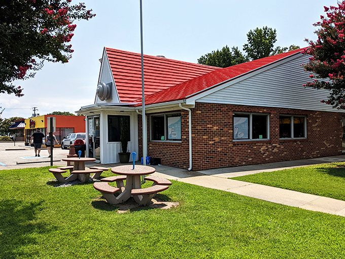 Picnic tables under Virginia skies offer the perfect setting for enjoying your burger while debating whether the red roof or the food is more iconic to locals.