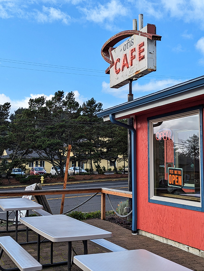 Those outdoor picnic tables aren't just seating&mdash;they're front-row tickets to the perfect post-breakfast nap spot under Oregon's big sky. 