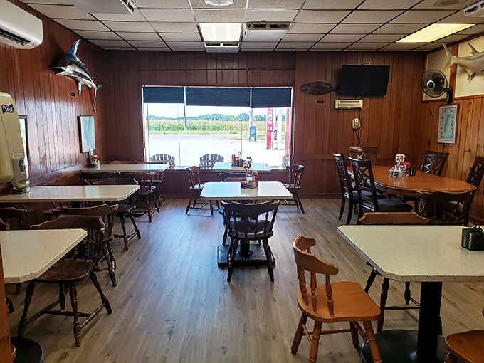 Simple tables, comfortable chairs, and a view of the Eastern Shore landscape. No fancy tablecloths needed when the food does all the impressing.