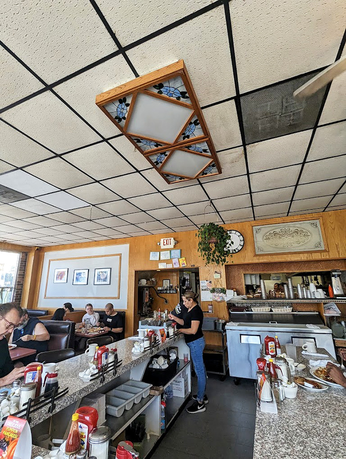 Coffee mugs standing at attention, ketchup bottles at the ready&mdash;the counter bar waits patiently for the morning rush.