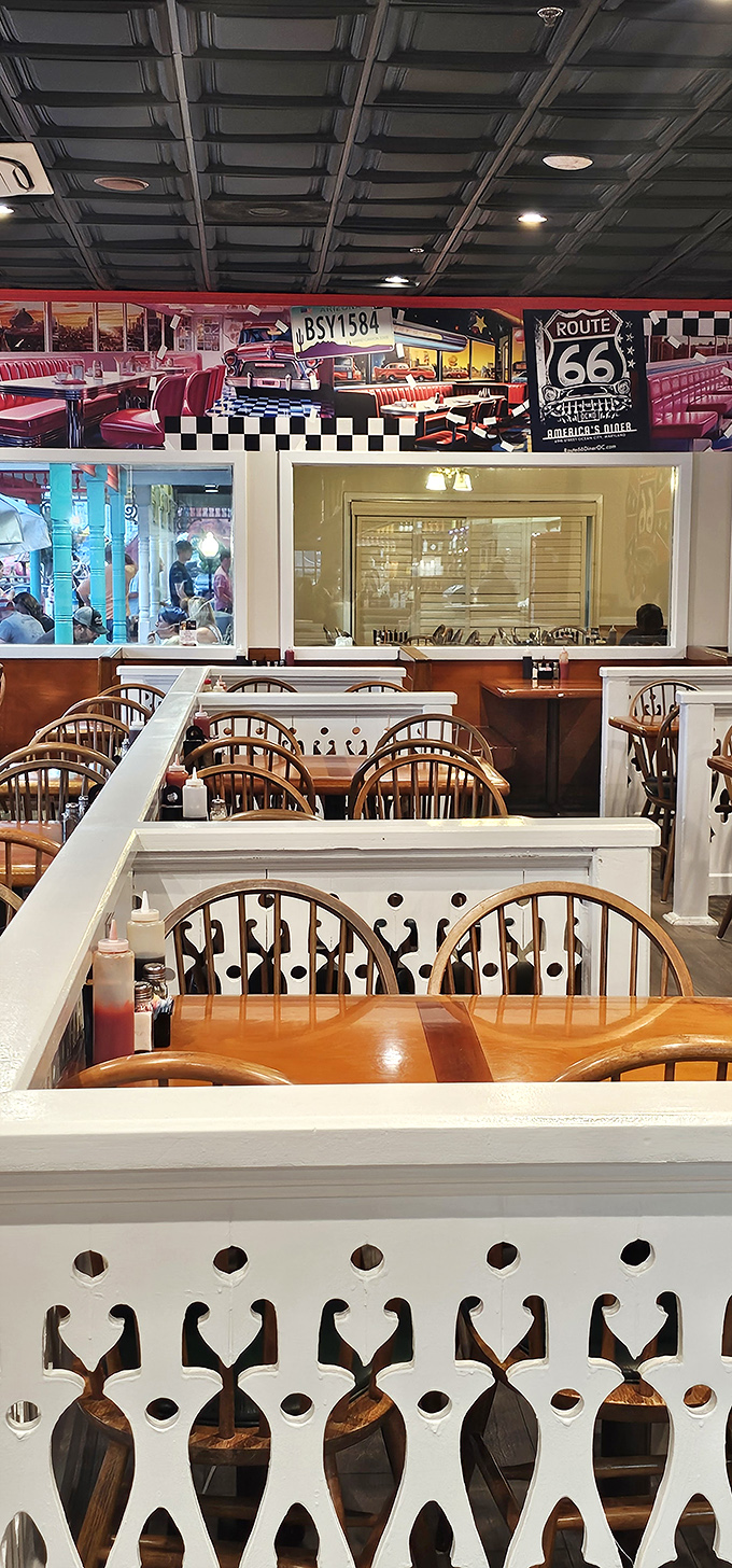 Red booths, checkered patterns, and a mural that stretches across the wall&mdash;this isn't just dining, it's dinner and a show.