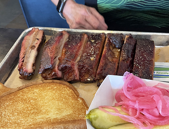 Ribs served with the traditional accompaniments of Texas toast and pickled onions&mdash;a trio more harmonious than The Supremes in their prime.