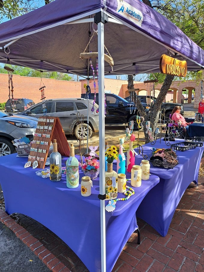 Local artisans display their wares under purple canopies, proving Jefferson's creative spirit is as vibrant as its history. Weekend markets transform ordinary streets into treasure hunts.