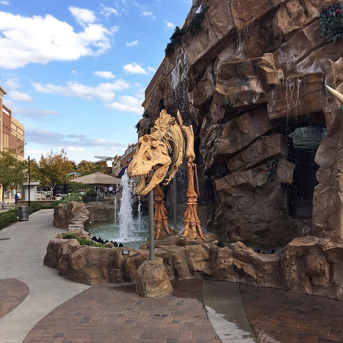 The T-Rex Cafe's exterior brings prehistoric drama to your dining experience. Nothing works up an appetite quite like discount shopping and dinosaurs!