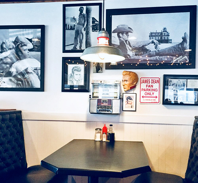 James Dean's rebellious spirit lives on in this corner nook where diners can channel their inner cool while diving into hot plates.