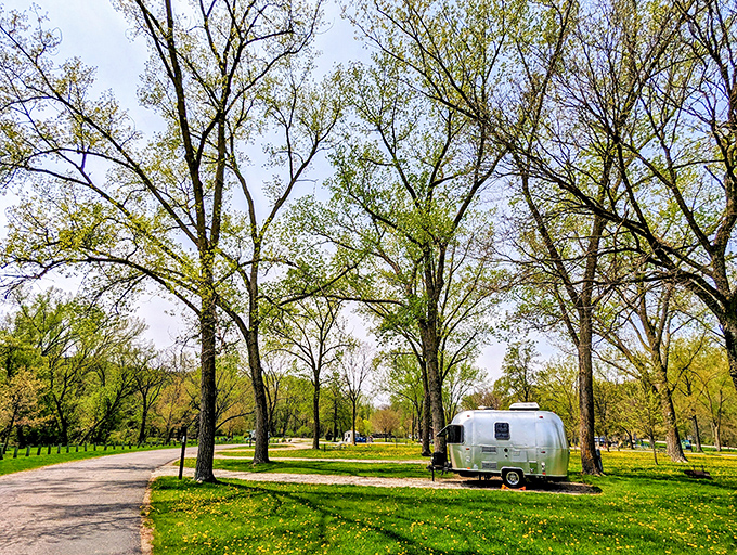 Pulpit Rock Campground proves Airstreams were Instagram-worthy long before Instagram existed. This silver beauty among the trees is social media gold without trying.