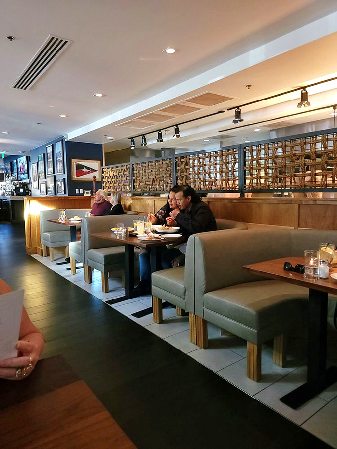 Where food connections happen. These diners don't know it yet, but they're about to join the "I can't believe this seafood is in Phoenix" club.