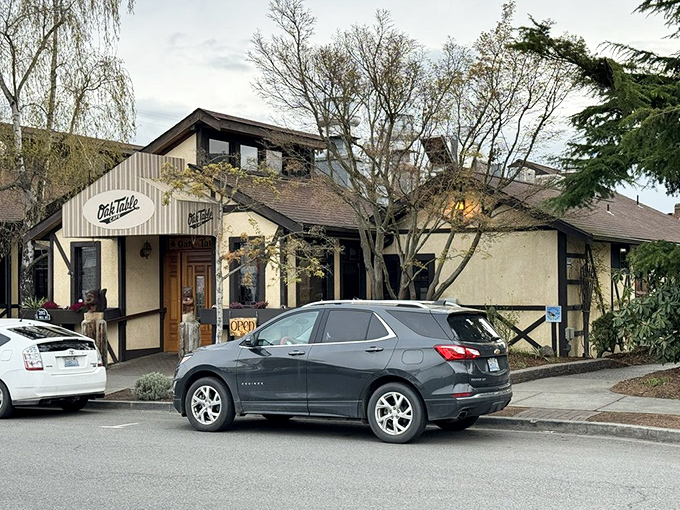 A humble exterior that hides breakfast greatness within. The Oak Table Cafe proves that sometimes the most unassuming buildings house the most extraordinary experiences.