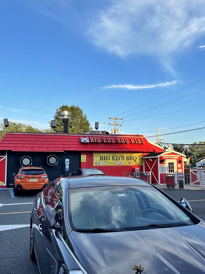 Even under bright blue skies, that red barn-like structure calls to barbecue lovers like a siren song. Your car knows the way before you do.
