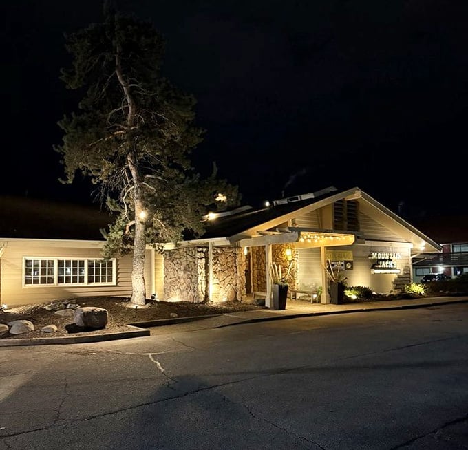 At night, Mountain Jacks transforms into a beacon for hungry travelers. Like a lighthouse, but guiding you to beef instead of safe harbor.