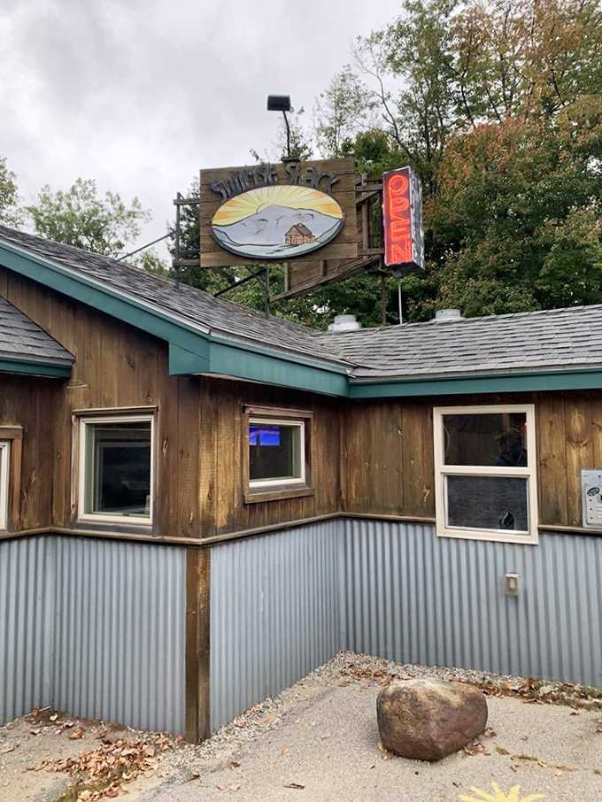 The sign that's guided hungry travelers like a breakfast lighthouse. Many a White Mountains adventure has begun beneath this beacon.