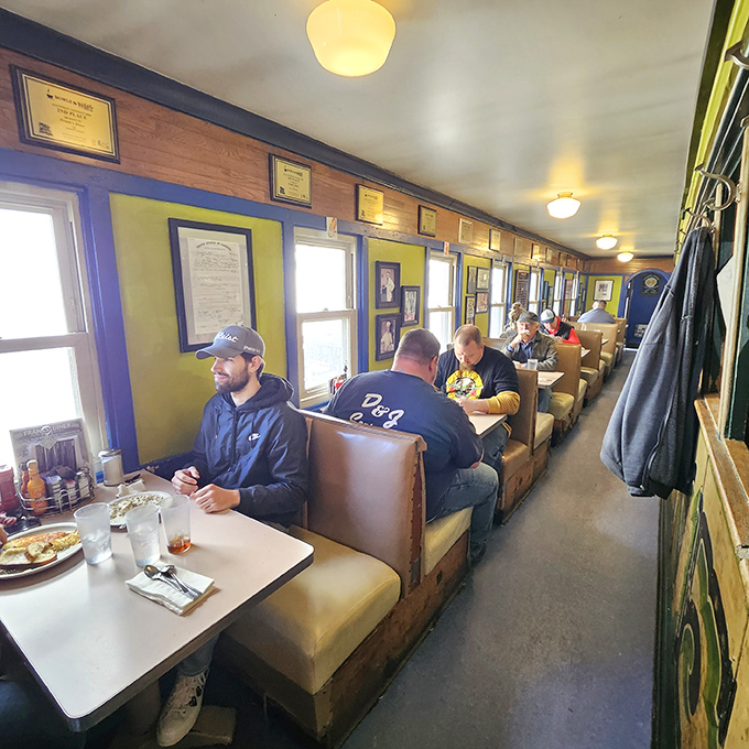 The narrow dining car layout where strangers become friends over coffee refills. These booths have heard more stories than a bartender on New Year's Eve.