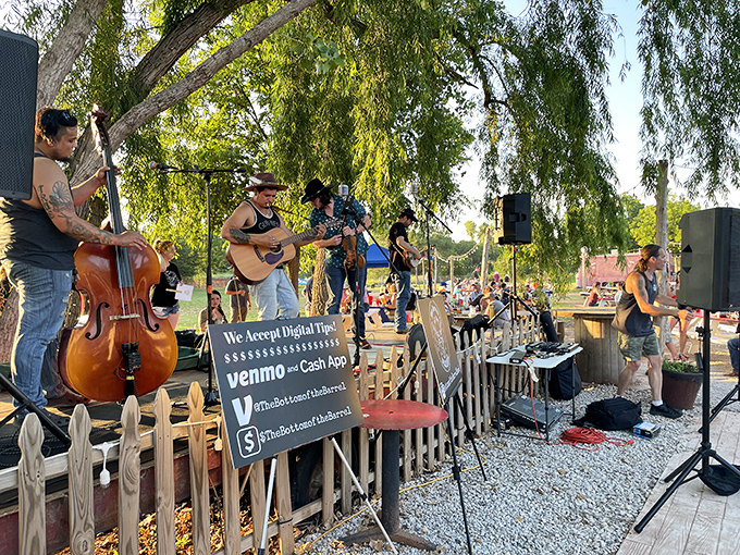 Live music that feeds the soul while you feed the body. Nothing pairs with crispy chicken quite like the twang of strings under Oklahoma skies.