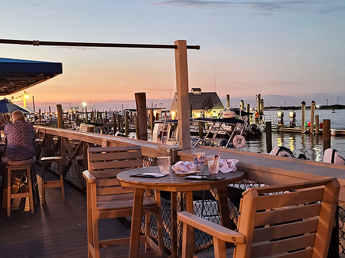 Sunset dining at Bahrs isn't just a meal&mdash;it's dinner and a show, where Mother Nature provides the lighting and the marina supplies the ambiance.