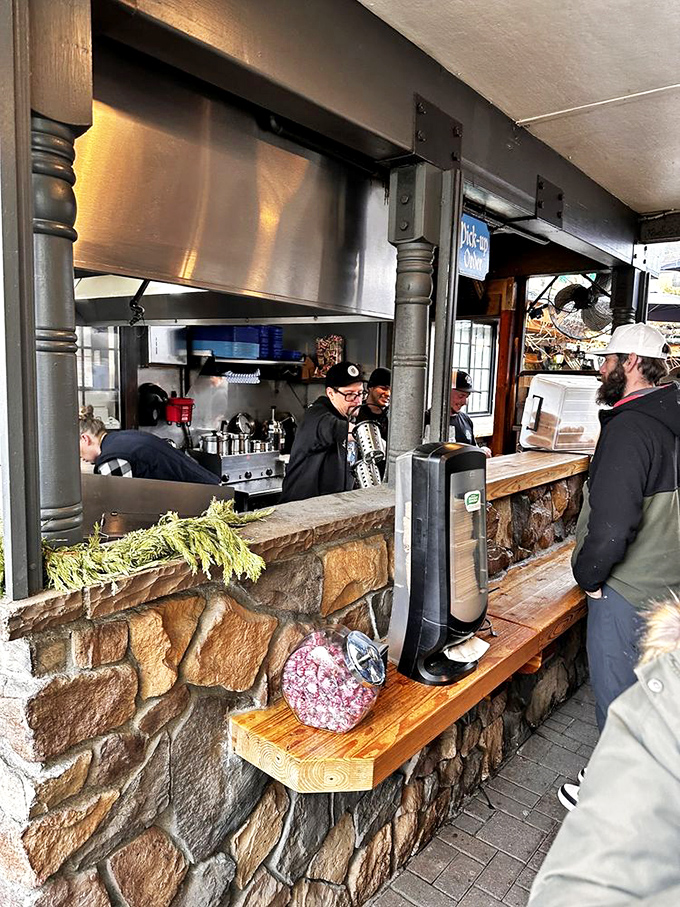 Leavenworth's blue skies provide the perfect backdrop for M&uuml;nchen Haus's outdoor seating area, where Alpine dreams and hunger pangs are equally satisfied. 
