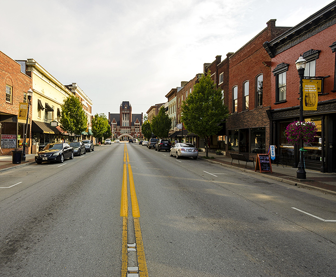 Bardstown's Main Street stretches toward the courthouse like a Norman Rockwell painting come to life. Small-town America at its most picturesque!