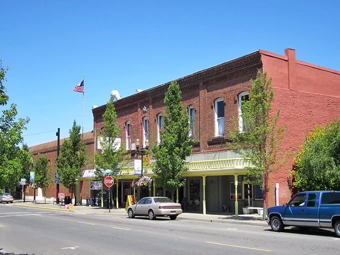 Independence: Main Street charm straight from a Norman Rockwell painting. Those brick buildings have seen generations of neighbors exchanging hellos.