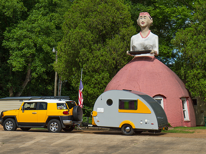 A roadside wonder that stops traffic! This 28-foot tall architectural marvel houses some of Mississippi's most heavenly pies.