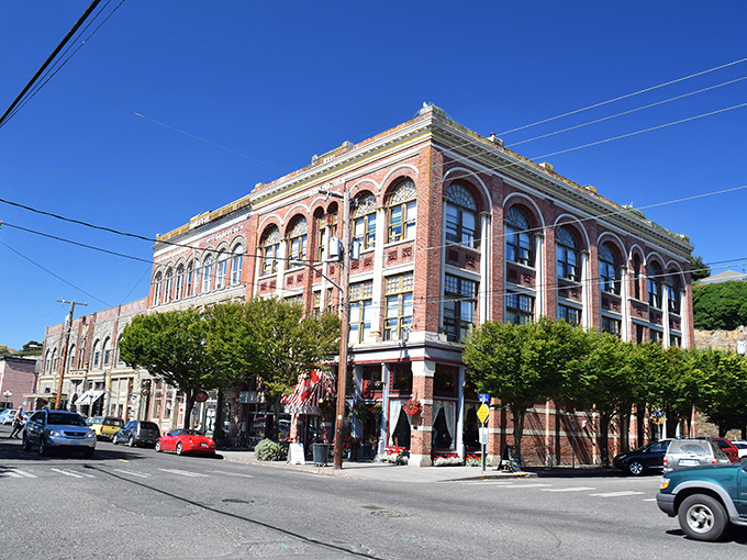 Yakima River winds through town like nature's own scenic highway, offering million-dollar views on a retiree's budget
