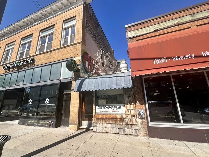 Al's Breakfast: Blink and you'll miss it! This sliver of breakfast paradise proves the best things come in packages narrower than your hallway closet.