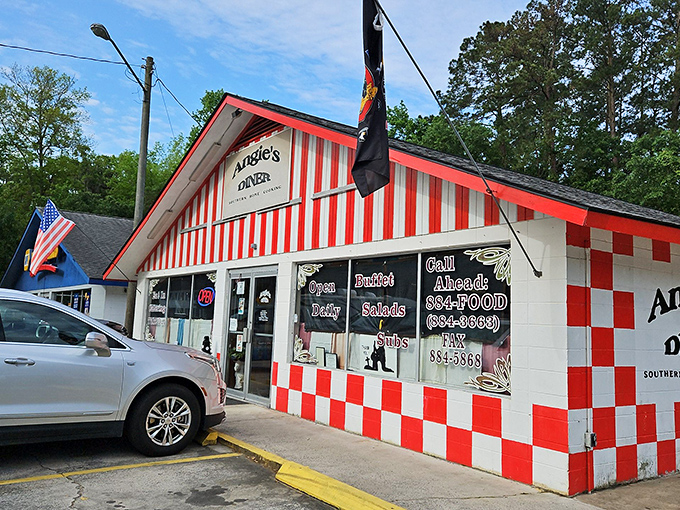 Angie's Diner: Those red and white checkers aren't just decoration&mdash;they're a warning sign that your diet plans are about to surrender!