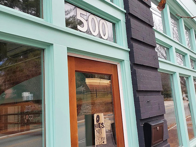 That "500" sign might as well say "happiness lives here." Mama Crockett's door is the gateway to cider donut bliss.