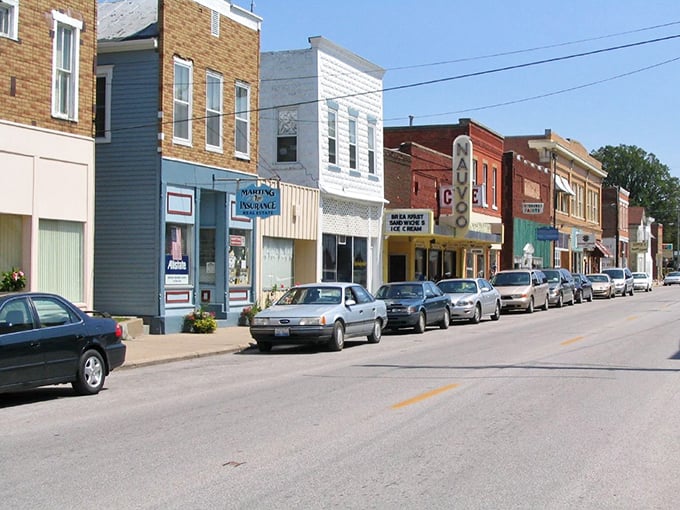 Main Street Nauvoo looks like Norman Rockwell painted it himself&mdash;the kind of place where "rush hour" means three cars at the stop sign.