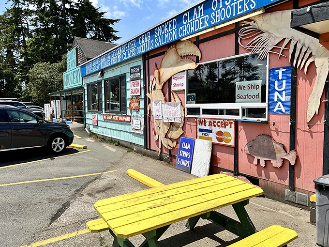 South Beach Fish Market: Colorful sea creatures painted on the walls aren't just decoration&mdash;they're today's menu! Simple picnic tables outside mean zero pretension, maximum seafood satisfaction.