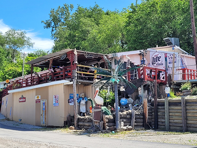 Tackle Box 2: Where fishing decor meets serious seafood. That deck practically screams "summer evening with a cold drink and hot fish basket."