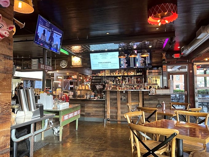 Inside, rustic wood meets modern tap house vibes. The kind of place where both craft beer aficionados and barbecue purists feel equally at home.