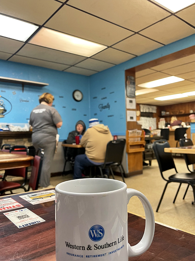 Inside, blue walls and simple furnishings create the perfect backdrop for morning conversations and coffee refills that seem to appear by telepathy.