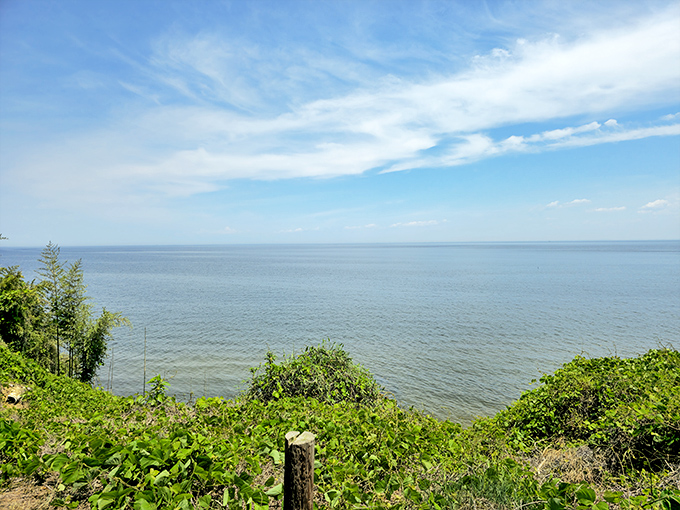 Mother Nature's infinity pool! The Chesapeake stretches endlessly toward the horizon, proving Maryland's waters can rival any Caribbean postcard.