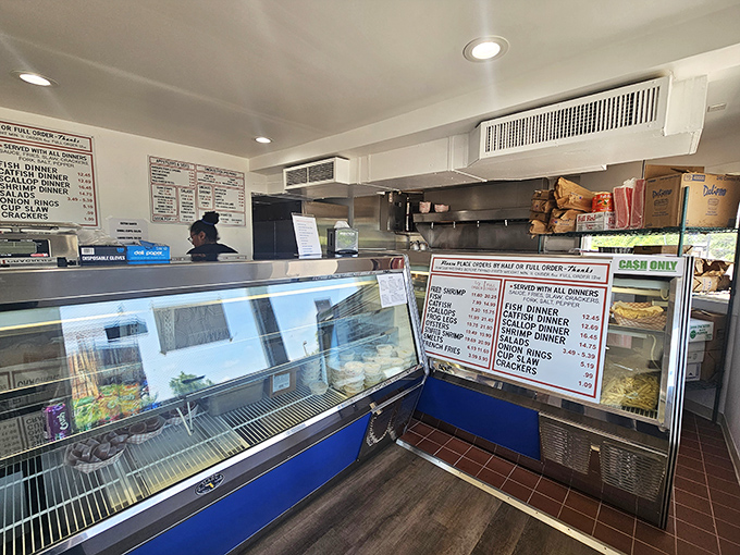 No frills, no seats, no problem! The compact interior is all business, focusing on what matters most&mdash;extraordinarily fresh seafood.