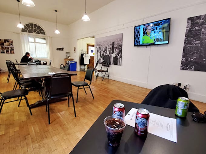 Simplicity reigns in this no-frills dining area where the focus is squarely on the food&mdash;as it should be in any proper deli worth its weight in kreplach.