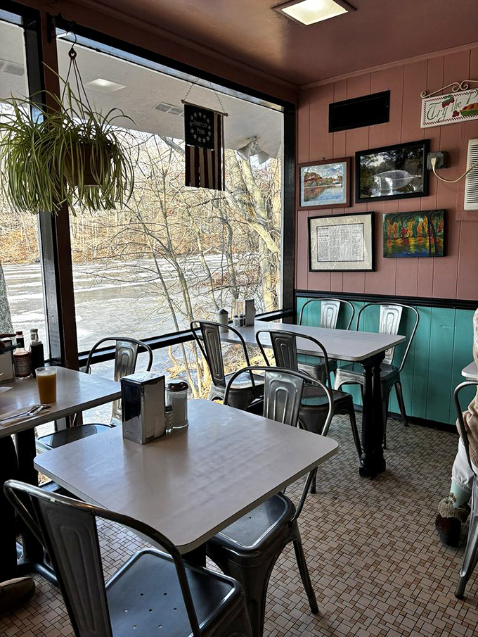 Pink walls, vintage d&eacute;cor, and those metal chairs that somehow never go out of style. The view outside is just a bonus to the time-travel experience within.