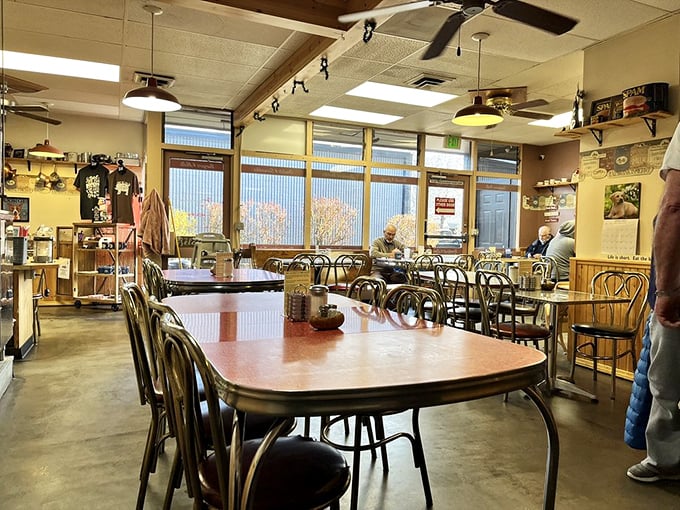 Inside, time seems wonderfully suspended. Practical wooden tables, ceiling fans lazily turning overhead, and not an ounce of pretension. Just honest comfort waiting to happen.