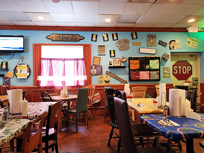 Mismatched tablecloths and walls adorned with quirky signs create the perfect "grandma's kitchen meets comedy club" atmosphere. 