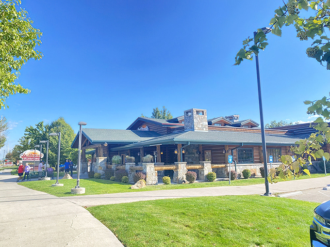 Joe Momma's rustic log cabin vibes make you want to order everything on the menu while pretending you're on a mountain getaway.