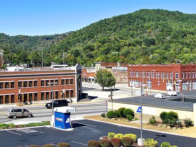 LaFollette's mountain-hugged downtown invites exploration without emptying wallets. The Cumberland Mountains provide a million-dollar backdrop for this budget-friendly gem.