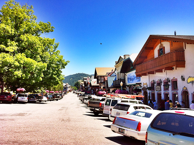 Leavenworth&rsquo;s alpine charm is like stepping into a Bavarian fairytale &ndash; bright flowers, timbered shops, and postcard views.