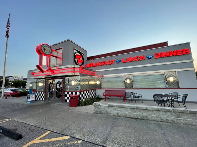 The checkerboard pattern practically screams "I take my diner status seriously!" This is no pretender to the breakfast throne.