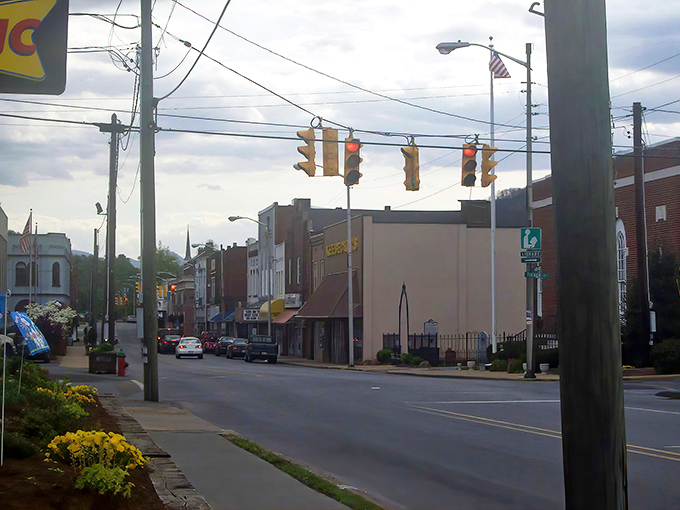 Golden-hour glow and humble storefronts&mdash;this town doesn&rsquo;t scream for attention, but it deserves a second look.