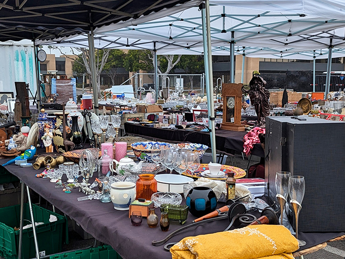 Crystal glasses and vintage curiosities await! Kobey's vendors display their wares with the pride of curators at their own mini-museums.