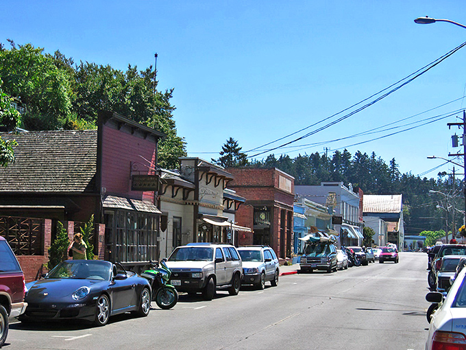 La Conner: Quaint storefronts where time slows down. You'll come for the architecture but stay for the conversations with locals.