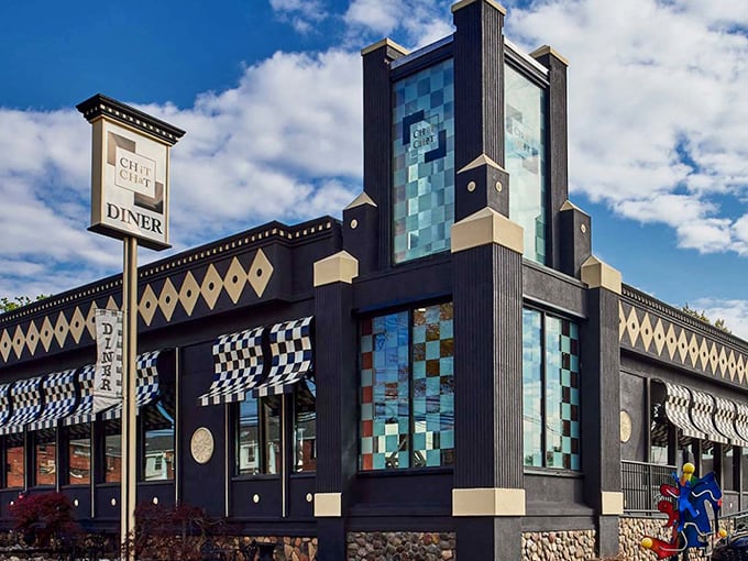 Art deco meets comfort food at the Chit Chat Diner. That fa&ccedil;ade is dressing up for a party your taste buds are invited to!