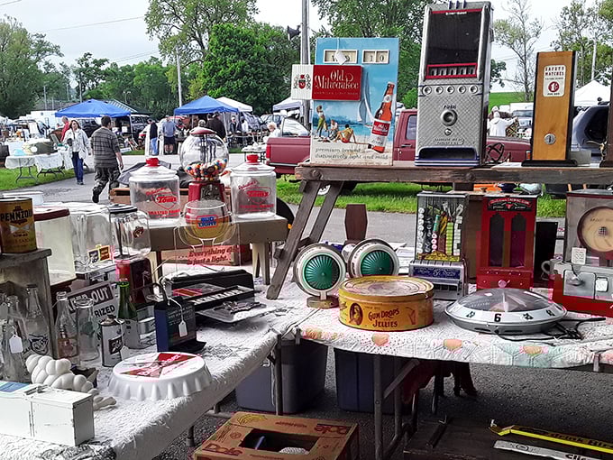 Nostalgia for sale! From vintage soda machines to retro advertising, this outdoor market turns "they don't make 'em like they used to" into shopping therapy.